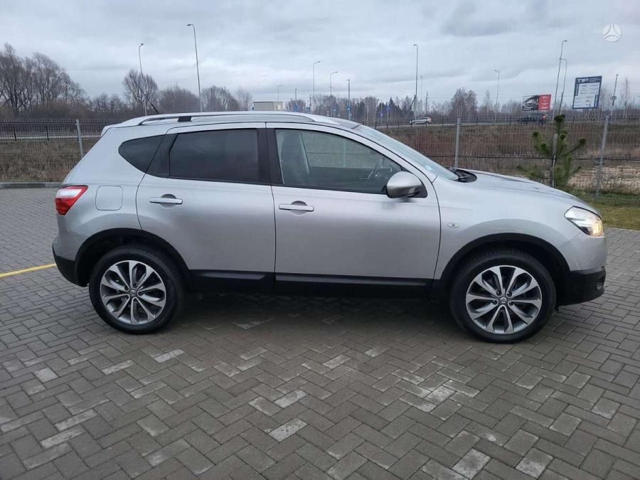 Grey Nissan Qashqai 2010 in Taurage, with an engine capacity of 2.00 L and mileage of 224 thousand km for 3700 €, photo 6 on AUTOMOTO.COM.LV