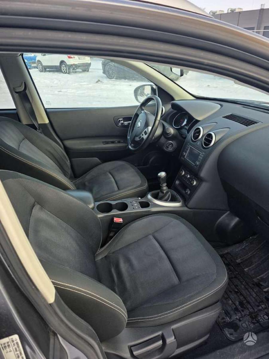 Pelēks Nissan Qashqai 2010 Marijampole, ar dzinēja tilpumu 2.00 L un nobraukumu 165 tūkst. km par 5690 €, foto 15 vietnē AUTOMOTO.COM.LV