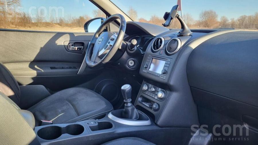 Grey Nissan Qashqai 2010 in Riga, with an engine capacity of 1.50 L and mileage of 229 thousand km for 4600 €, photo 6 on AUTOMOTO.COM.LV