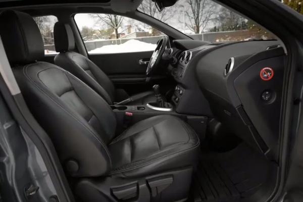 Pelēks Nissan Qashqai 2010 Jelgava, ar dzinēja tilpumu 1.50 L un nobraukumu 192 tūkst. km par 7300 €, foto 9 vietnē AUTOMOTO.COM.LV
