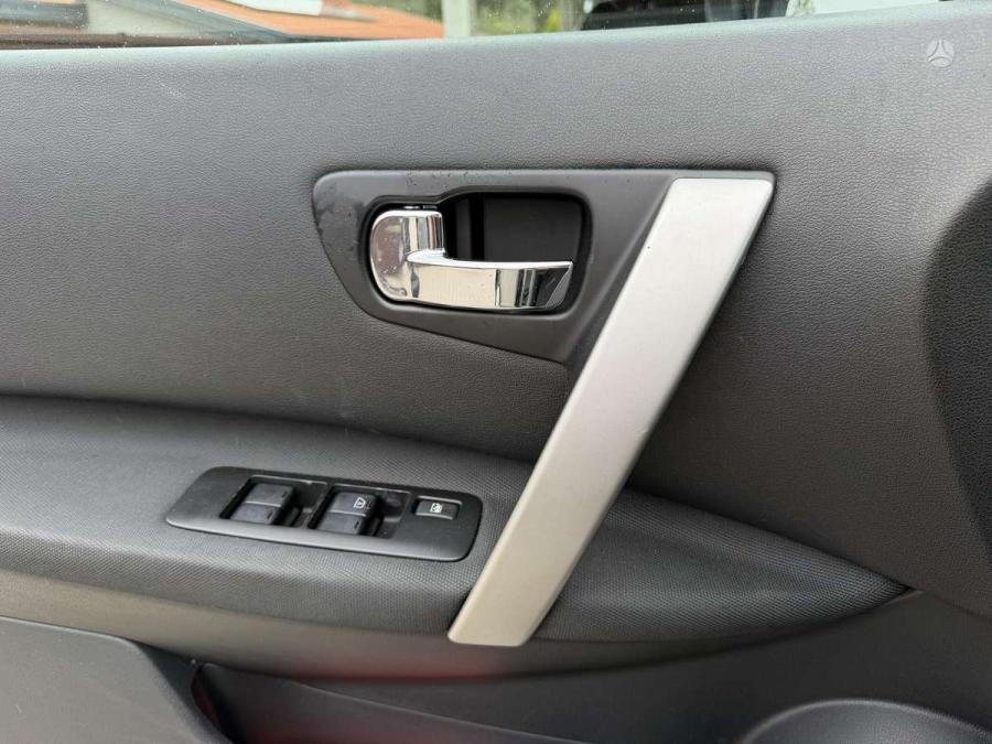 Grey Nissan Qashqai 2010 in Vievis, with an engine capacity of 2.00 L and mileage of 152 thousand km for 4300 €, photo 12 on AUTOMOTO.COM.LV