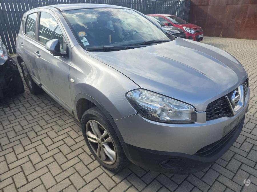 Pelēks Nissan Qashqai 2010 Tauragė, ar dzinēja tilpumu 1.46 L un nobraukumu 330 tūkst. km par 3300 €, foto 1 vietnē AUTOMOTO.COM.LV