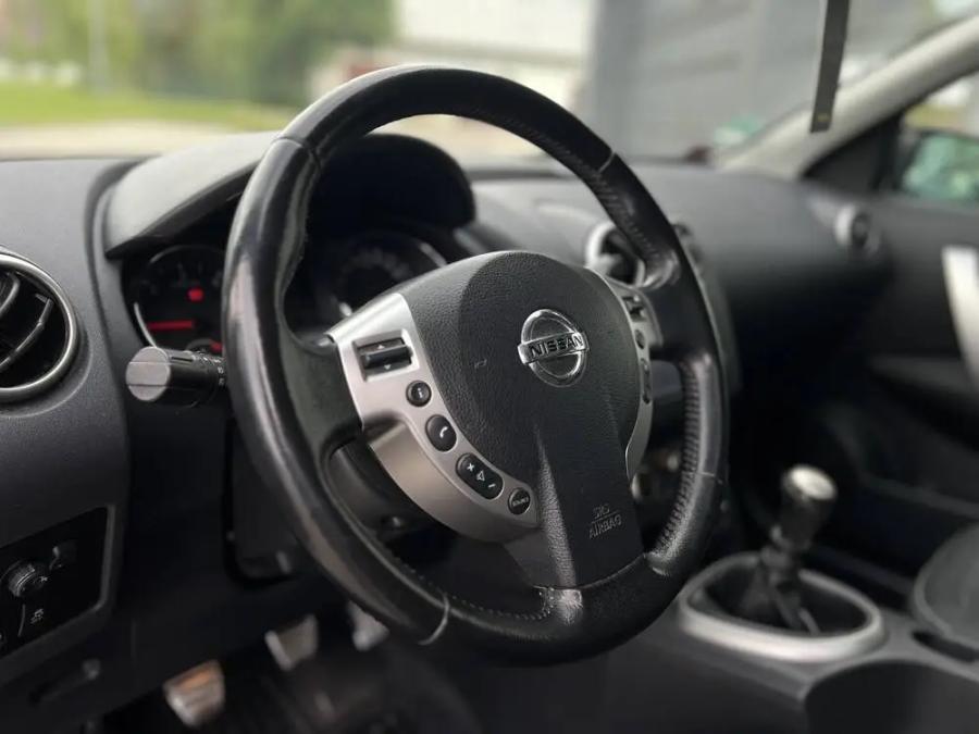Grey Nissan Qashqai 2011 in Jekabpils, with an engine capacity of 2.00 L and mileage of 249 thousand km for 6450 €, photo 16 on AUTOMOTO.COM.LV