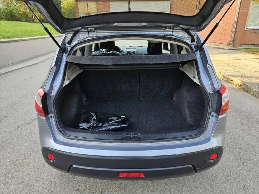 Pelēks Nissan Qashqai 2011 Jēkabpils, ar dzinēja tilpumu 2.00 L un nobraukumu 279 tūkst. km par 7250 €, foto 20 vietnē AUTOMOTO.COM.LV