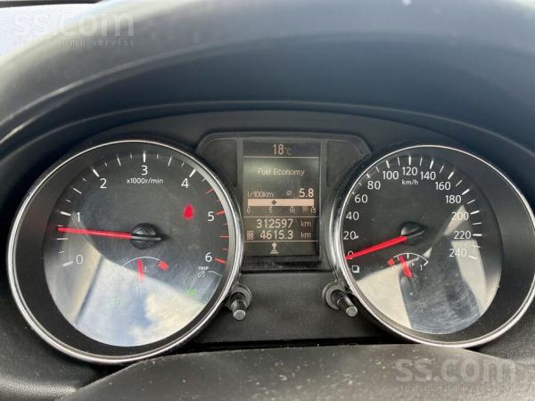 Grey Nissan Qashqai 2011 in Tukums, with an engine capacity of 2.00 L and mileage of 313 thousand km for 4100 €, photo 7 on AUTOMOTO.COM.LV