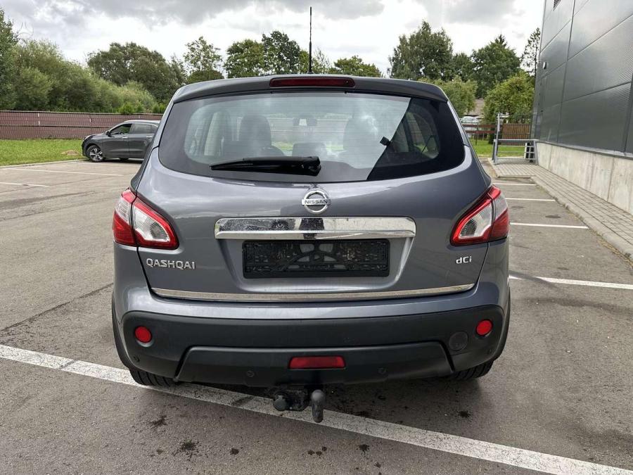Grey Nissan Qashqai 2011 in Telschi, with an engine capacity of 2.00 L and mileage of 263 thousand km for 4000 €, photo 5 on AUTOMOTO.COM.LV