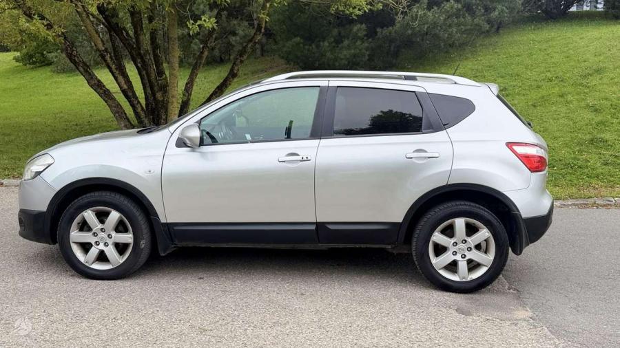 Grey Nissan Qashqai 2011 in Vilnius, with an engine capacity of 2.00 L and mileage of 205 thousand km for 3900 €, photo 4 on AUTOMOTO.COM.LV