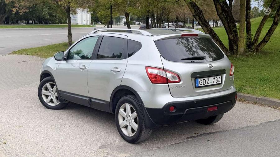 Grey Nissan Qashqai 2011 in Vilnius, with an engine capacity of 2.00 L and mileage of 205 thousand km for 3900 €, photo 5 on AUTOMOTO.COM.LV
