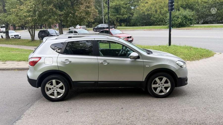 Grey Nissan Qashqai 2011 in Vilnius, with an engine capacity of 2.00 L and mileage of 205 thousand km for 3900 €, photo 10 on AUTOMOTO.COM.LV