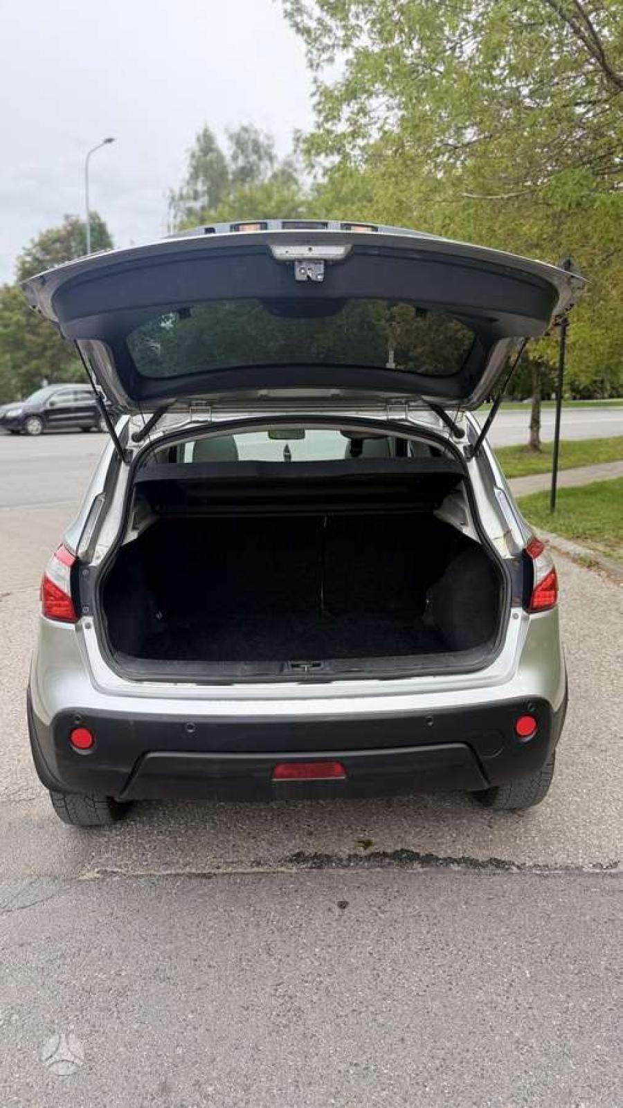 Grey Nissan Qashqai 2011 in Vilnius, with an engine capacity of 2.00 L and mileage of 205 thousand km for 3900 €, photo 27 on AUTOMOTO.COM.LV
