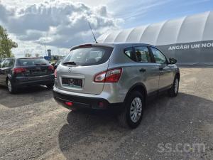 Pelēks Nissan Qashqai 2011 Cēsis, ar dzinēja tilpumu 1.60 L un nobraukumu 97 tūkst. km par 6300 €, foto 4 vietnē AUTOMOTO.COM.LV