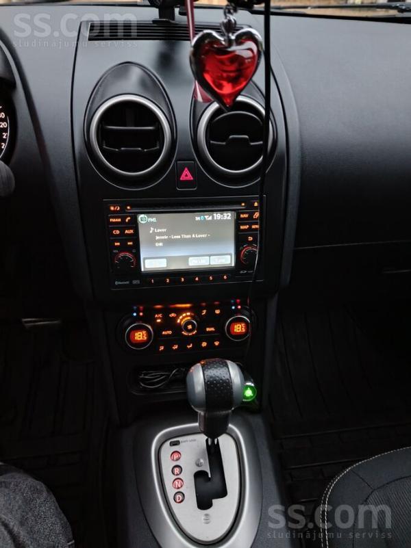 Grey Nissan Qashqai 2011 in Tukums, with an engine capacity of 2.00 L and mileage of 334 thousand km for 5000 €, photo 8 on AUTOMOTO.COM.LV