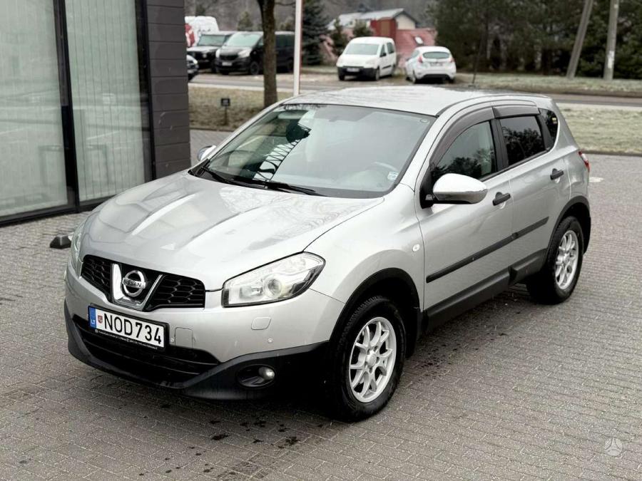 Grey Nissan Qashqai 2012 in Vilnius, with an engine capacity of 2.00 L and mileage of 136 thousand km for 5500 €, photo 2 on AUTOMOTO.COM.LV