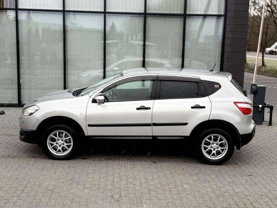 Grey Nissan Qashqai 2012 in Vilnius, with an engine capacity of 2.00 L and mileage of 136 thousand km for 5500 €, photo 4 on AUTOMOTO.COM.LV