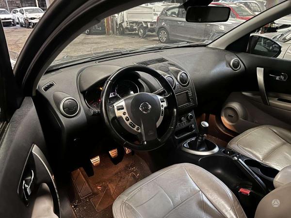 Pelēks Nissan Qashqai 2012 Viļņa, ar dzinēja tilpumu 1.46 L un nobraukumu 190 tūkst. km par 3999 €, foto 3 vietnē AUTOMOTO.COM.LV