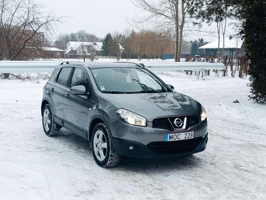 Grey Nissan Qashqai 2012 in Kaunas, with an engine capacity of 1.46 L and mileage of 296 thousand km for 3700 €, photo 1 on AUTOMOTO.COM.LV