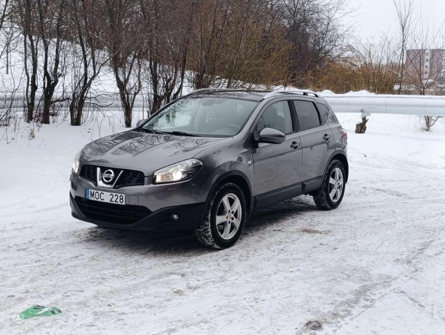 Grey Nissan Qashqai 2012 in Kaunas, with an engine capacity of 1.46 L and mileage of 296 thousand km for 3700 €, photo 3 on AUTOMOTO.COM.LV