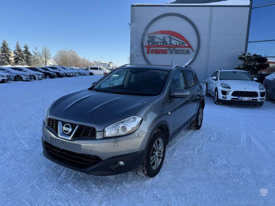 Grey Nissan Qashqai 2012 in Telschi, with an engine capacity of 1.60 L and mileage of 215 thousand km for 4999 €, photo 1 on AUTOMOTO.COM.LV