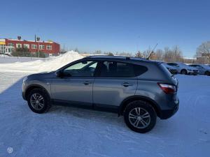 Grey Nissan Qashqai 2012 in Telschi, with an engine capacity of 1.60 L and mileage of 215 thousand km for 4999 €, photo 3 on AUTOMOTO.COM.LV