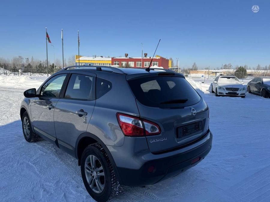 Grey Nissan Qashqai 2012 in Telschi, with an engine capacity of 1.60 L and mileage of 215 thousand km for 4999 €, photo 4 on AUTOMOTO.COM.LV