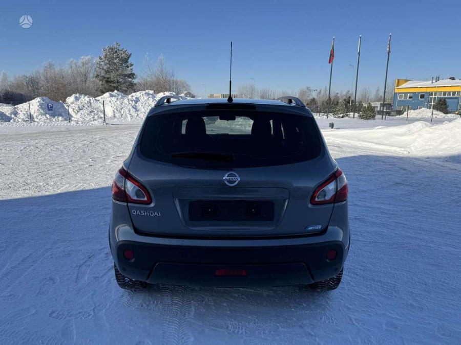 Grey Nissan Qashqai 2012 in Telschi, with an engine capacity of 1.60 L and mileage of 215 thousand km for 4999 €, photo 5 on AUTOMOTO.COM.LV