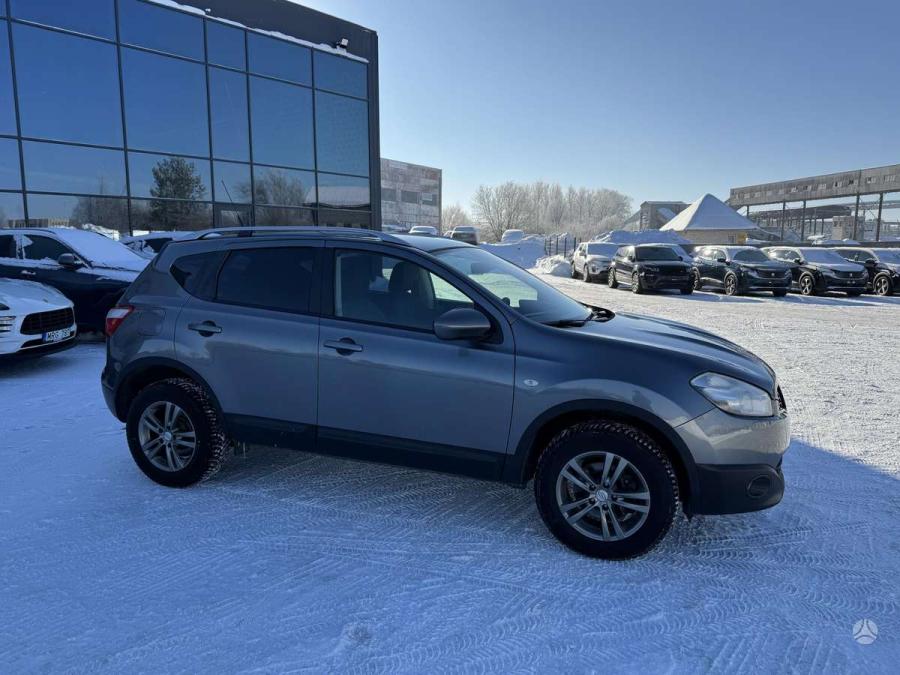 Grey Nissan Qashqai 2012 in Telschi, with an engine capacity of 1.60 L and mileage of 215 thousand km for 4999 €, photo 8 on AUTOMOTO.COM.LV