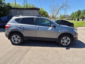 Grey Nissan Qashqai 2012 in Riga, with an engine capacity of 1.60 L and mileage of 171 thousand km for 4490 €, photo 6 on AUTOMOTO.COM.LV