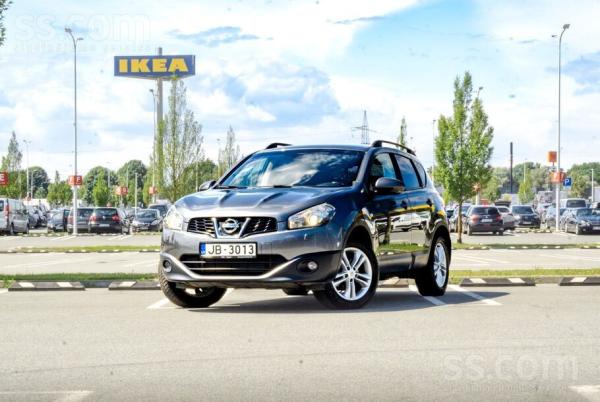 Grey Nissan Qashqai 2012 in Riga, with an engine capacity of 1.60 L and mileage of 171 thousand km for 4290 €, photo 1 on AUTOMOTO.COM.LV
