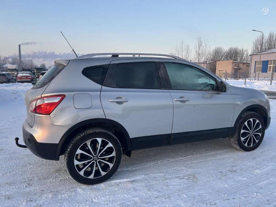 Grey Nissan Qashqai 2013 in Taurage, with an engine capacity of 1.46 L and mileage of 295 thousand km for 4999 €, photo 3 on AUTOMOTO.COM.LV