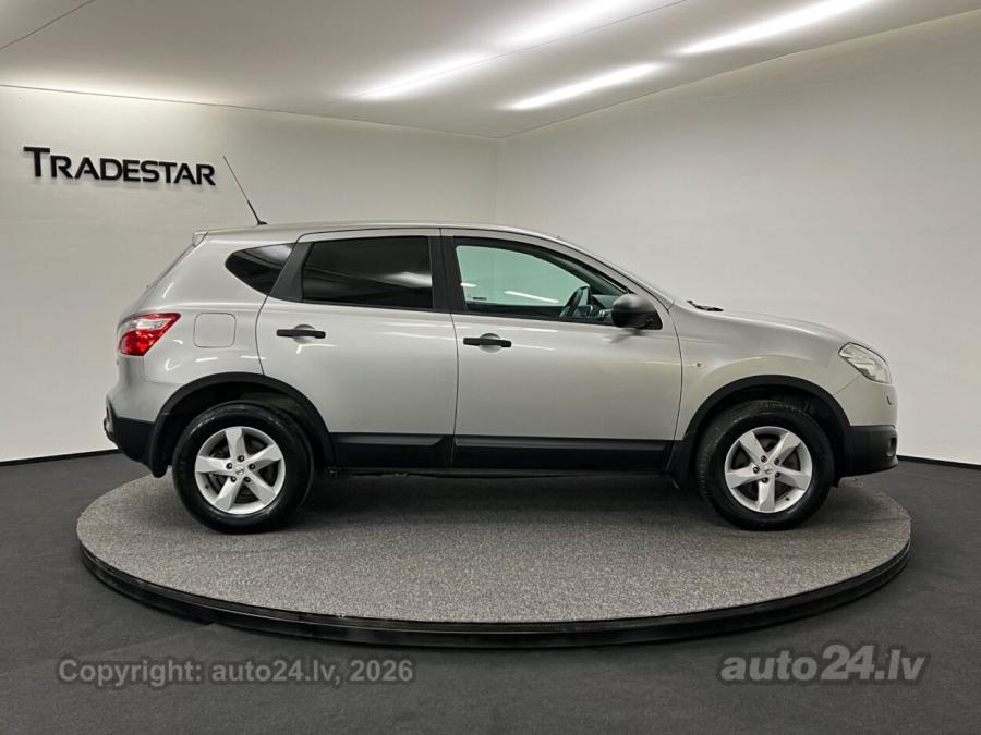 Grey Nissan Qashqai 2013 in Parnu, with an engine capacity of 1.50 L and mileage of 218 thousand km for 5990 €, photo 5 on AUTOMOTO.COM.LV