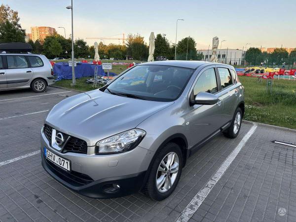 Grey Nissan Qashqai 2013 in Vilnius, with an engine capacity of 1.60 L and mileage of 138 thousand km for 6900 €, photo 1 on AUTOMOTO.COM.LV