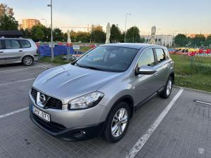 Pelēks Nissan Qashqai 2013 Viļņa, ar dzinēja tilpumu 1.60 L un nobraukumu 138 tūkst. km par 6900 €, foto  vietnē AUTOMOTO.COM.LV