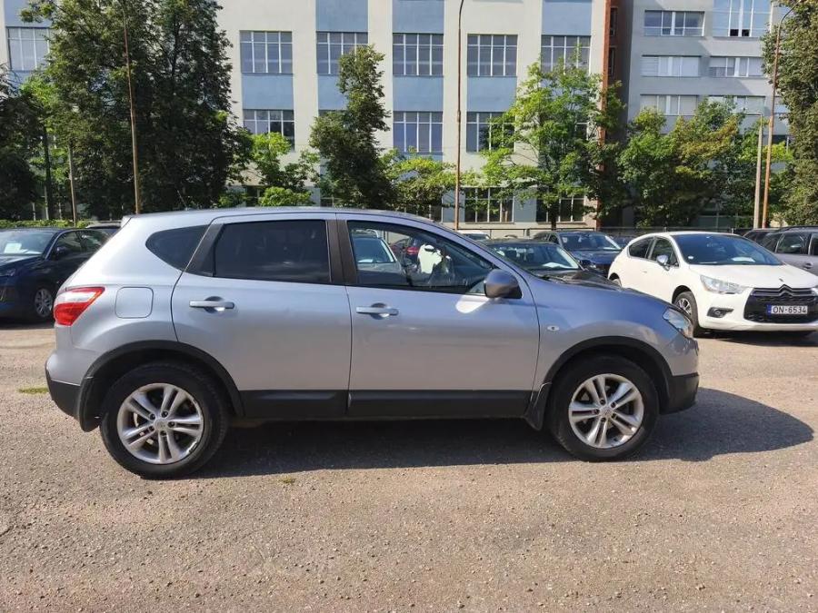 Grey Nissan Qashqai 2013 in Jelgava, with an engine capacity of 1.60 L and mileage of 236 thousand km for 4490 €, photo 9 on AUTOMOTO.COM.LV