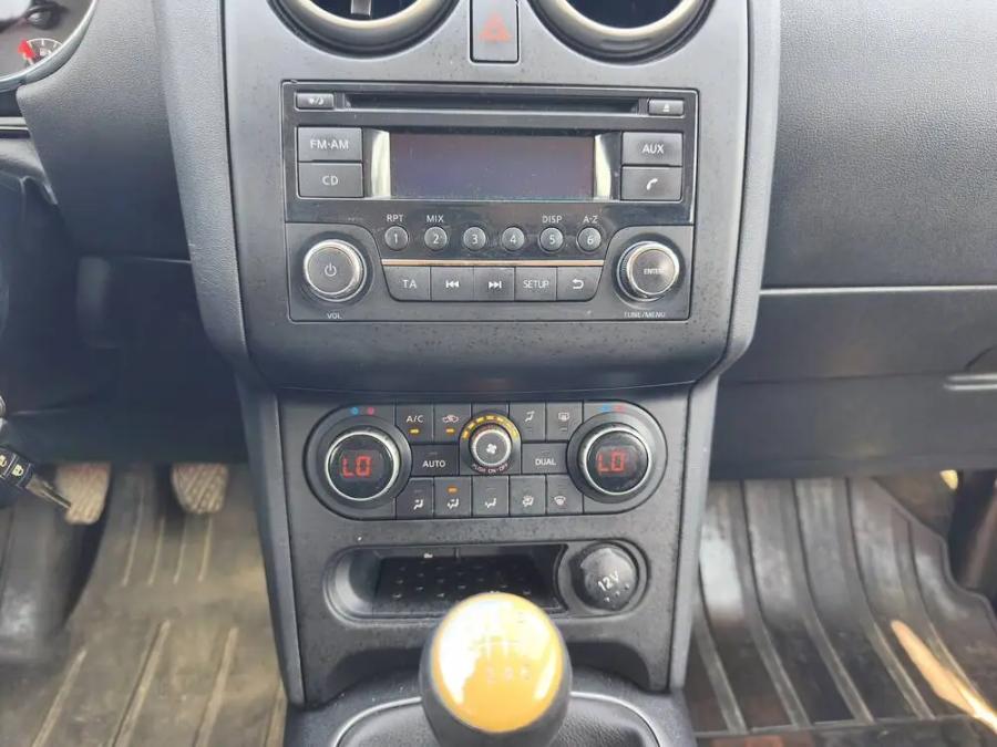 Grey Nissan Qashqai 2013 in Jelgava, with an engine capacity of 1.60 L and mileage of 236 thousand km for 4490 €, photo 15 on AUTOMOTO.COM.LV