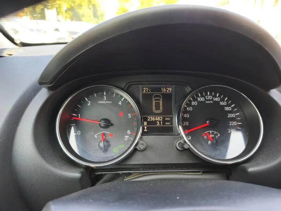 Grey Nissan Qashqai 2013 in Jelgava, with an engine capacity of 1.60 L and mileage of 236 thousand km for 4490 €, photo 18 on AUTOMOTO.COM.LV