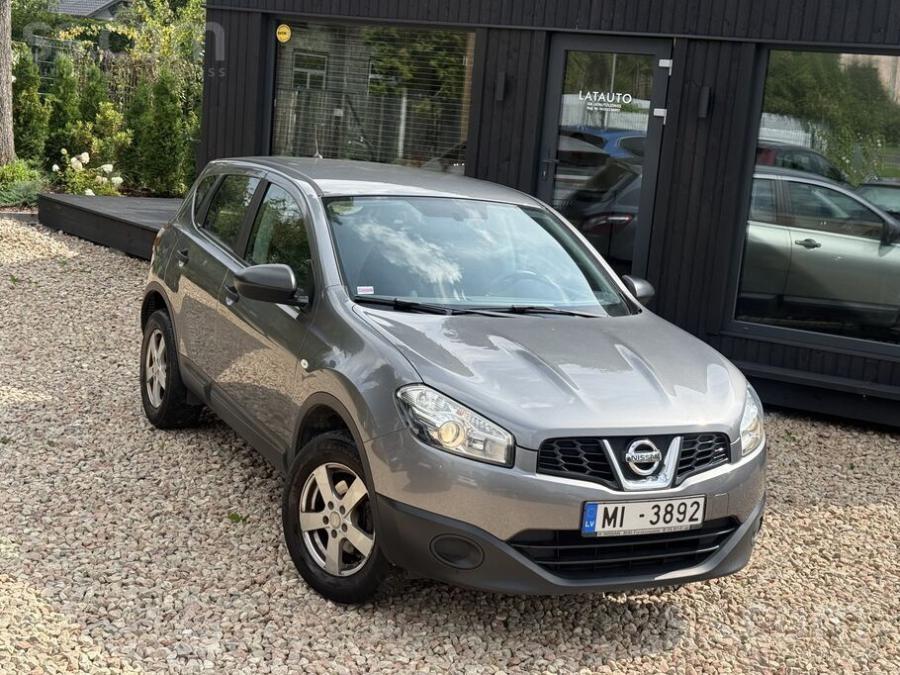 Grey Nissan Qashqai 2013 in Riga, with an engine capacity of 1.60 L and mileage of 176 thousand km for 5500 €, photo 1 on AUTOMOTO.COM.LV