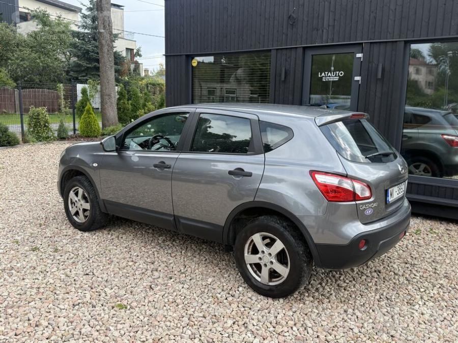 Grey Nissan Qashqai 2013 in Riga, with an engine capacity of 1.60 L and mileage of 176 thousand km for 5500 €, photo 6 on AUTOMOTO.COM.LV