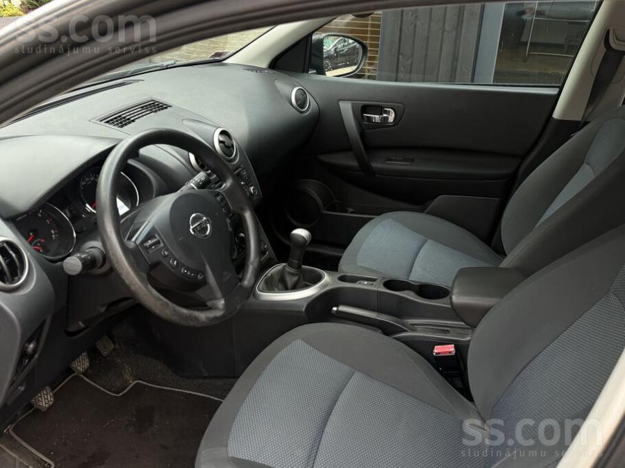 Grey Nissan Qashqai 2013 in Riga, with an engine capacity of 1.60 L and mileage of 176 thousand km for 5500 €, photo 10 on AUTOMOTO.COM.LV