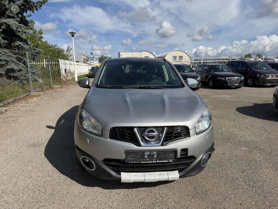 Grey Nissan Qashqai 2013 in Marijampole, with an engine capacity of 1.60 L and mileage of 323 thousand km for 3650 €, photo 3 on AUTOMOTO.COM.LV