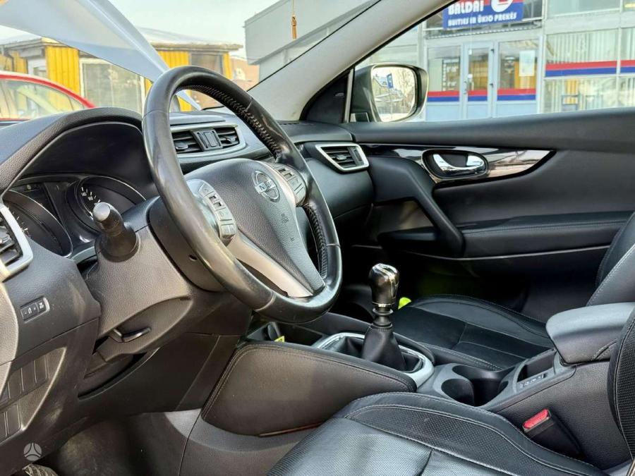 Grey Nissan Qashqai 2014 in Marijampole, with an engine capacity of 1.46 L and mileage of 274 thousand km for 7800 €, photo 13 on AUTOMOTO.COM.LV
