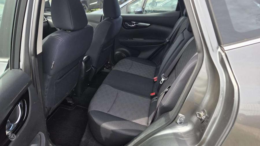 Grey Nissan Qashqai 2014 in Taurage, with an engine capacity of 1.60 L and mileage of 200 thousand km for 7300 €, photo 9 on AUTOMOTO.COM.LV