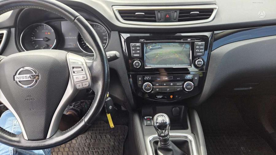 Grey Nissan Qashqai 2014 in Taurage, with an engine capacity of 1.60 L and mileage of 200 thousand km for 7300 €, photo 11 on AUTOMOTO.COM.LV