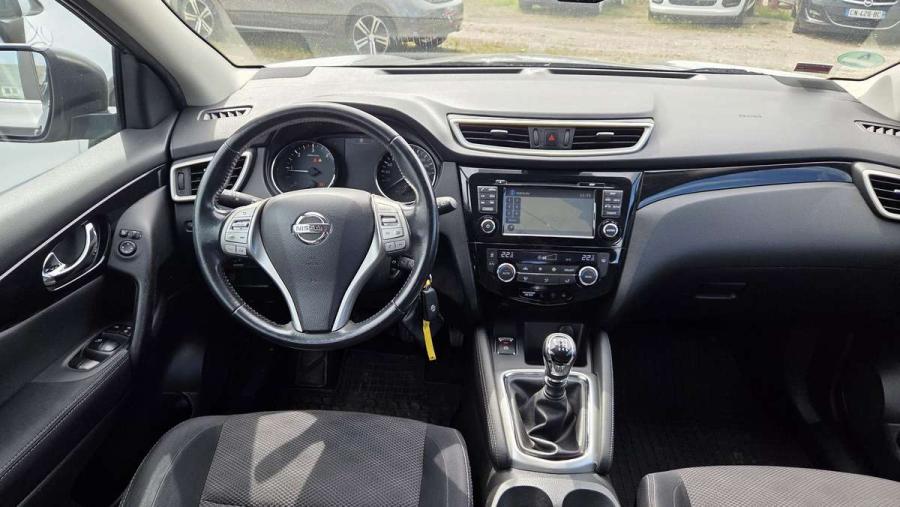Grey Nissan Qashqai 2014 in Taurage, with an engine capacity of 1.60 L and mileage of 200 thousand km for 7300 €, photo 13 on AUTOMOTO.COM.LV