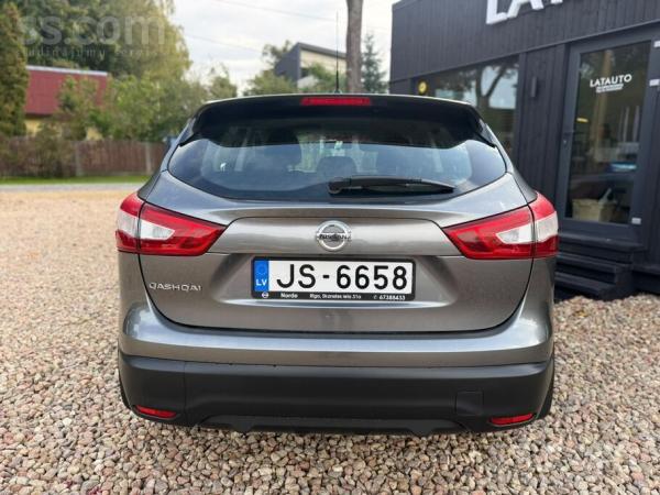Grey Nissan Qashqai 2014 in Riga, with an engine capacity of 1.20 L and mileage of 140 thousand km for 6850 €, photo 4 on AUTOMOTO.COM.LV