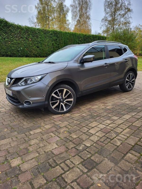 Grey Nissan Qashqai 2015 in Riga, with an engine capacity of 1.60 L and mileage of 212 thousand km for 5700 €, photo 1 on AUTOMOTO.COM.LV