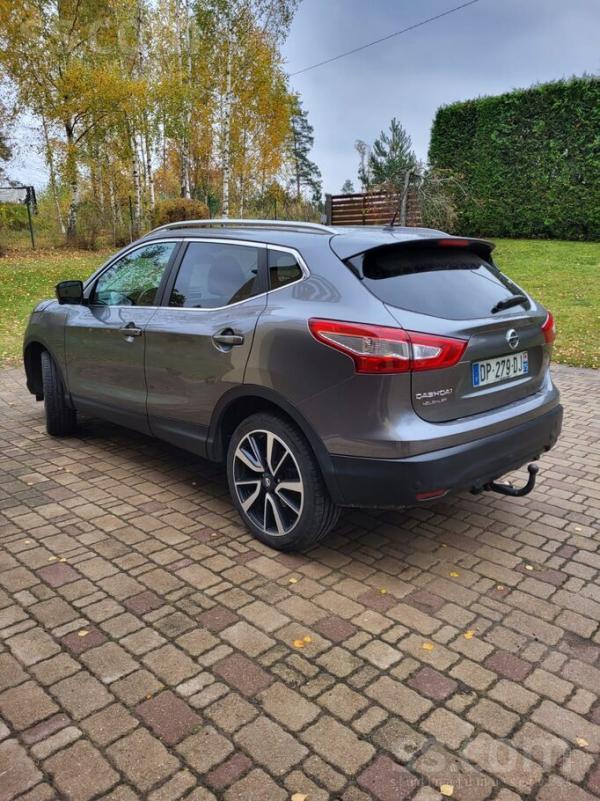 Grey Nissan Qashqai 2015 in Riga, with an engine capacity of 1.60 L and mileage of 212 thousand km for 5700 €, photo 2 on AUTOMOTO.COM.LV
