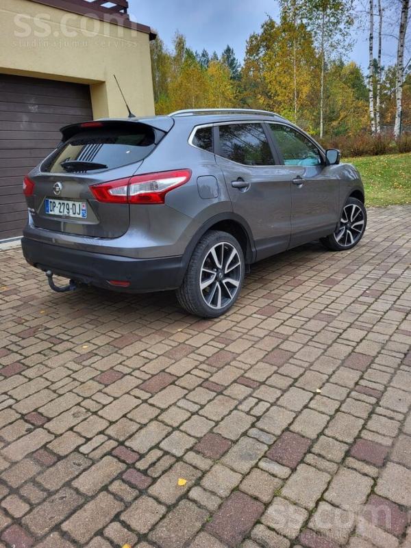 Grey Nissan Qashqai 2015 in Riga, with an engine capacity of 1.60 L and mileage of 212 thousand km for 5700 €, photo 4 on AUTOMOTO.COM.LV