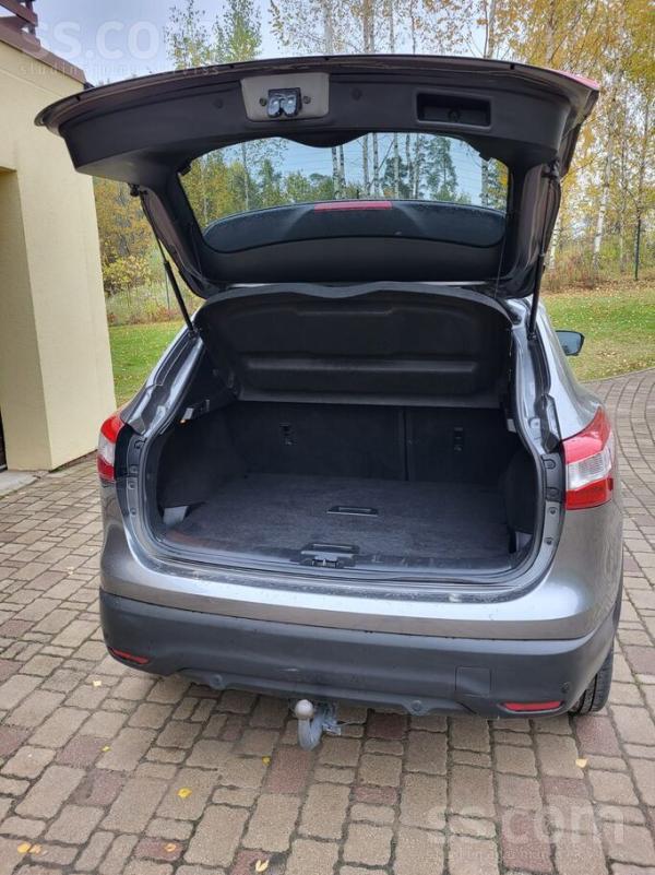 Grey Nissan Qashqai 2015 in Riga, with an engine capacity of 1.60 L and mileage of 212 thousand km for 5700 €, photo 9 on AUTOMOTO.COM.LV