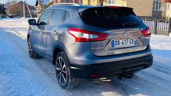 Grey Nissan Qashqai 2015 in Panevezys, with an engine capacity of 1.60 L and mileage of 228 thousand km for 8400 €, photo 9 on AUTOMOTO.COM.LV