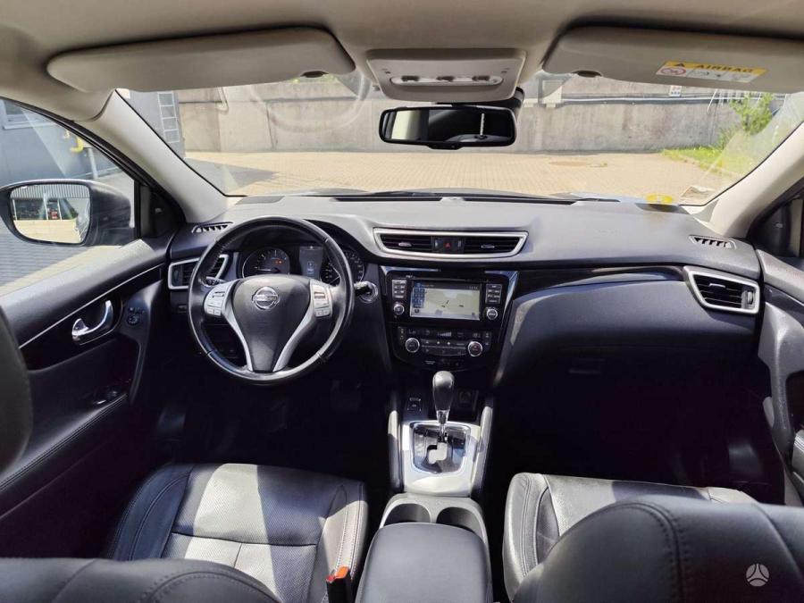 Grey Nissan Qashqai 2015 in Siauliai, with an engine capacity of 1.60 L and mileage of 250 thousand km for 8600 €, photo 3 on AUTOMOTO.COM.LV